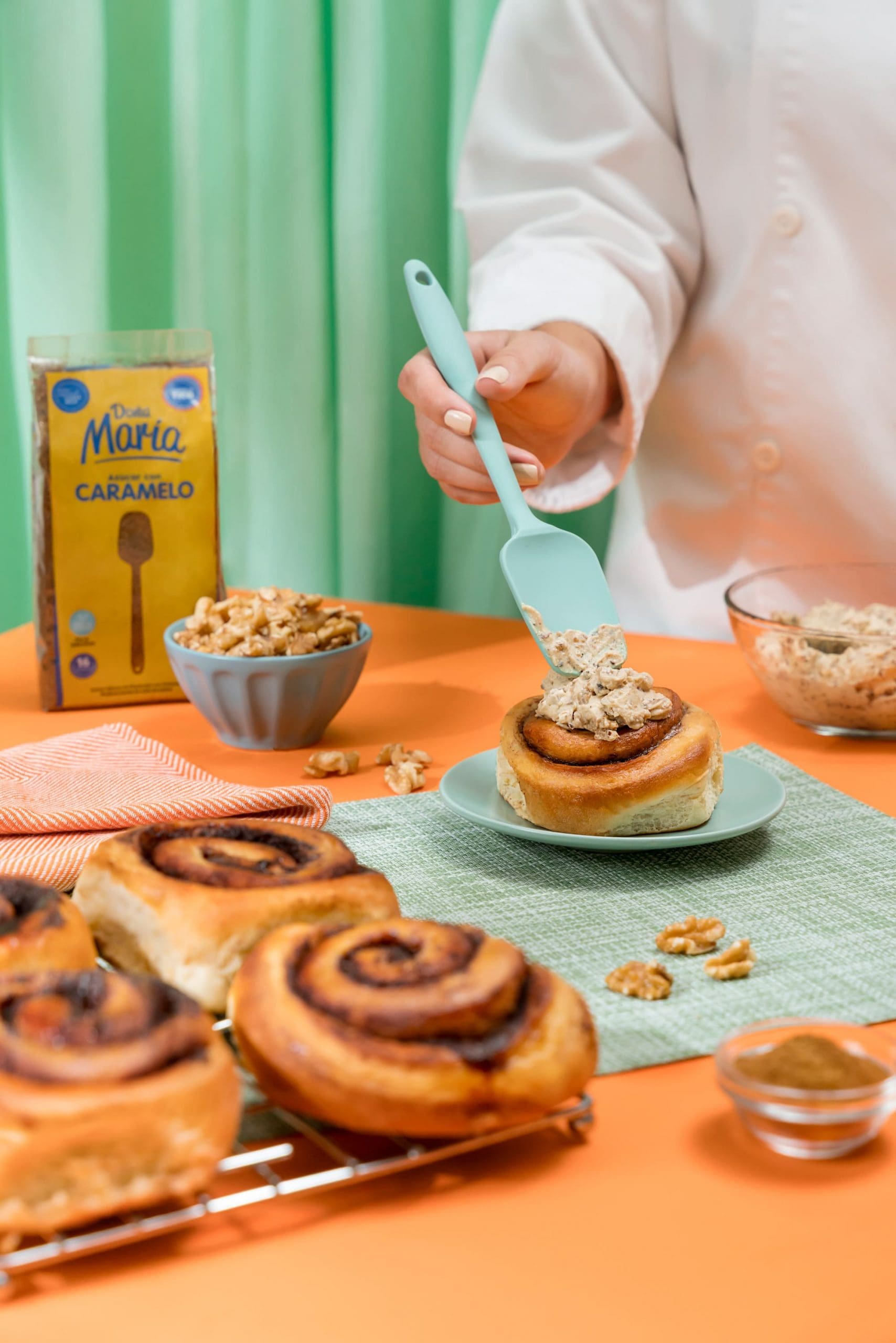 Rollo de canela con spread de nueces - Azúcar Doña María