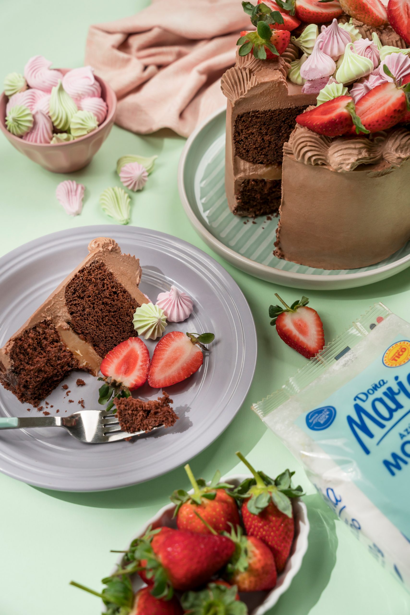 Queque de chocolate con suspiros y fresas - Azúcar Doña María